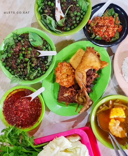 Warung Nasi Ibu Imas: Cicipi Masakan Sunda Terenak di Bandung! - Bolu Susu Lembang