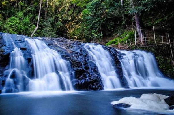 Nikmati Pesona Curug Layung Lembang - Bolu Susu Lembang